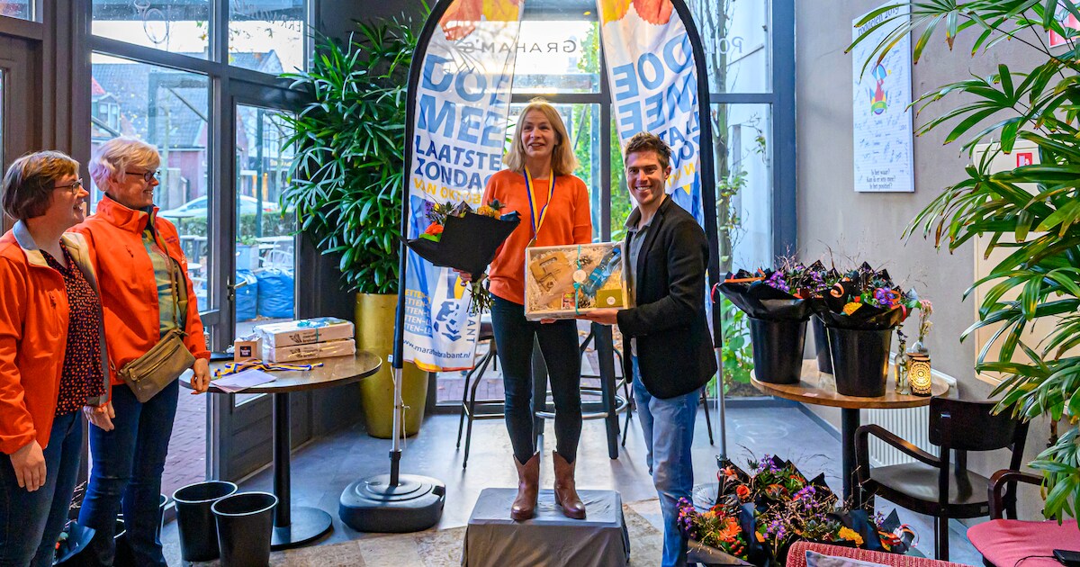 Marathonloper Michel Butter deelt de prijzen uit aan lopers in Etten ...