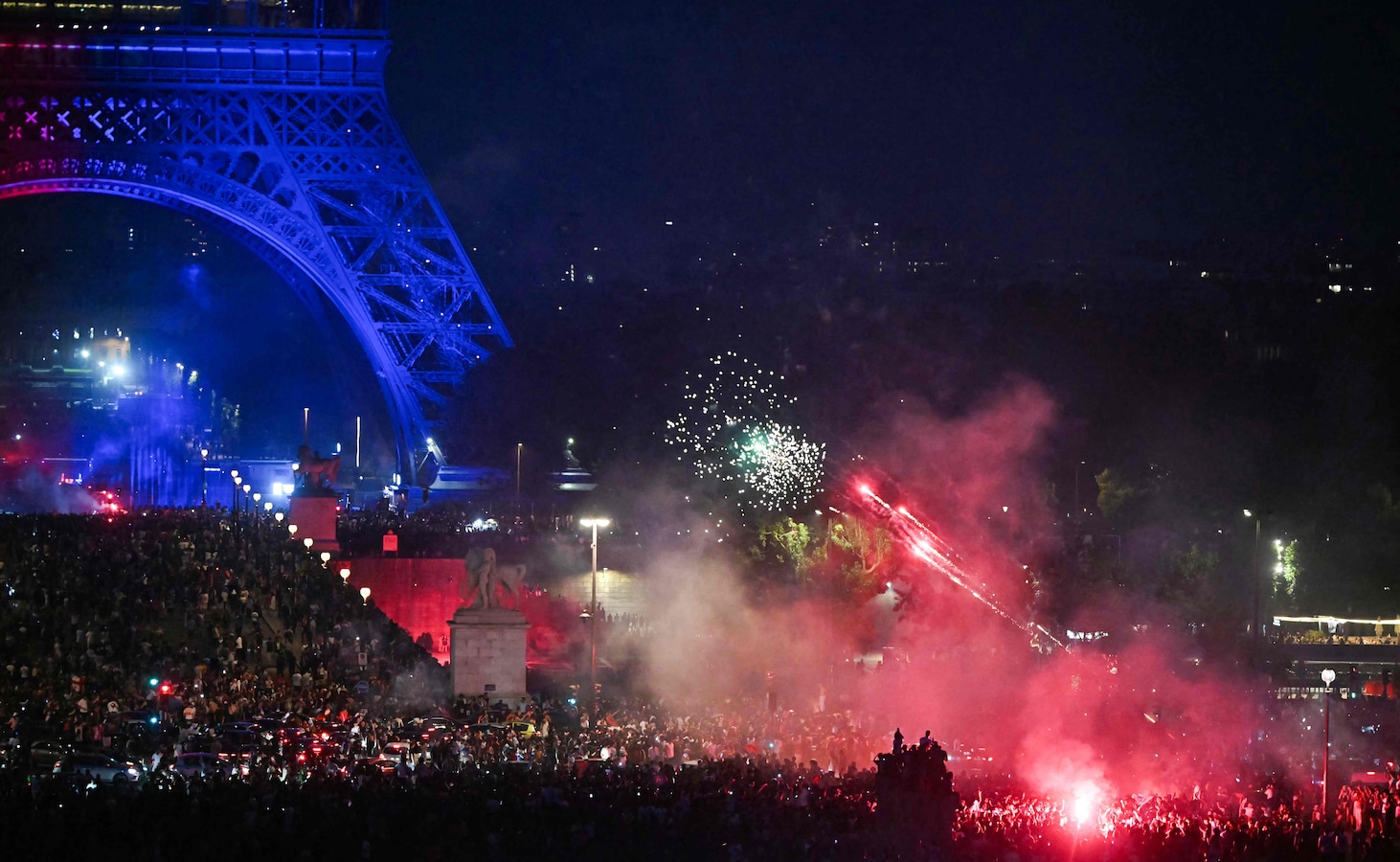 Honderden aanhoudingen in Frankrijk bij hevige rellen na CL-winst PSG ...