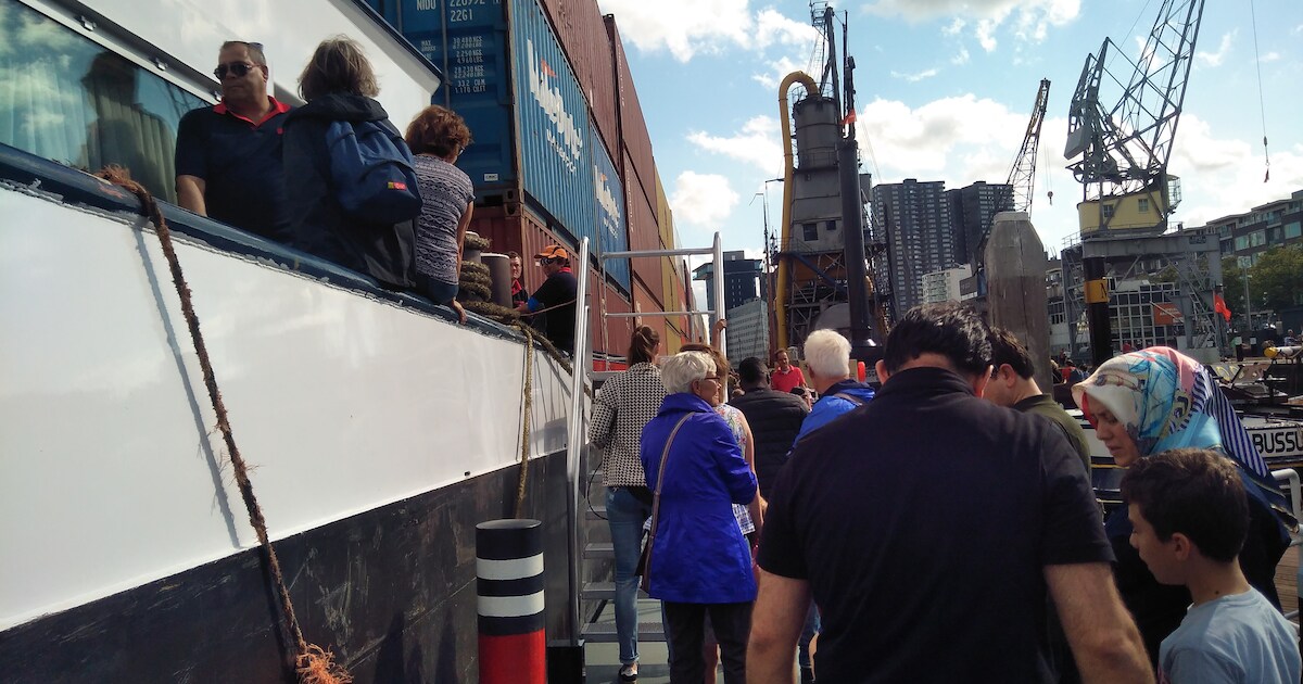 Groot containerschip naast Maritiem Museum trekt veel bezoekers ...