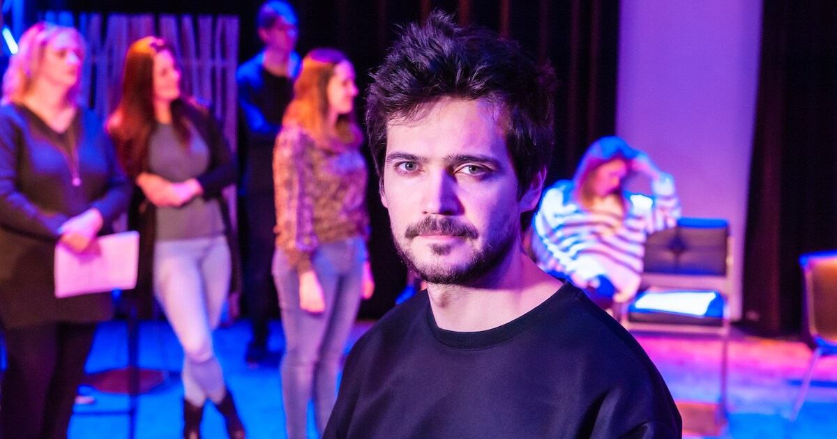 Vanja (32) verliet Gouda en werd een succesvolle acteur, nu is hij ...