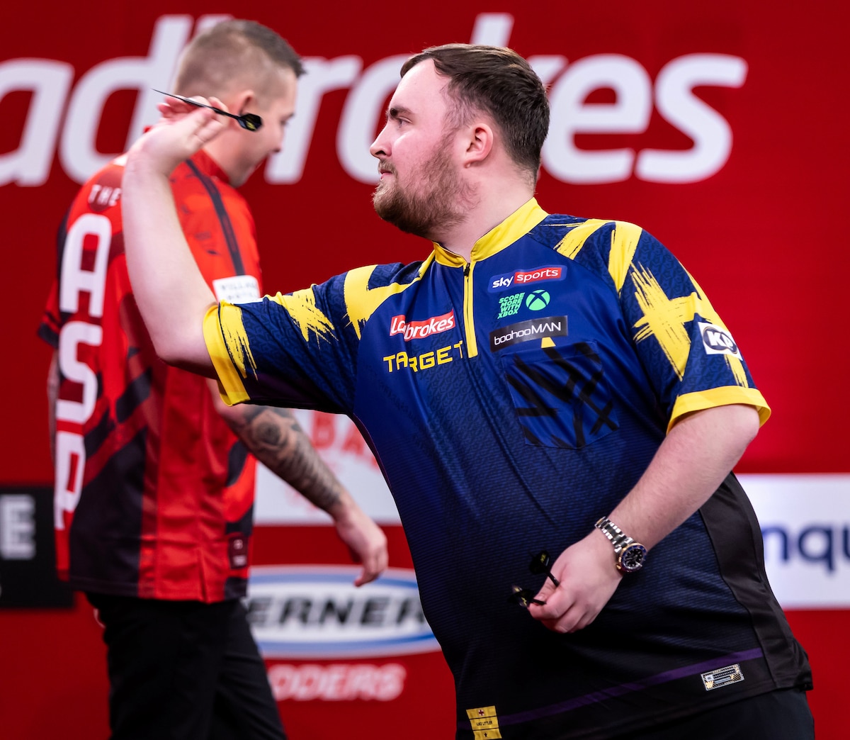 Luke Littler (18) in bloedvorm naar het WK: The Nuke wint wéér een ...