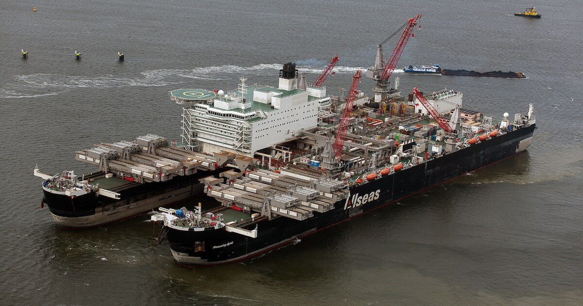 Pioneering Sprit tilt boorplatform op zijn plaats | Rotterdam | AD.nl