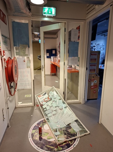Kantoor van studentenvakbond ASVA vernield: ruiten ingeslagen en tegen ...
