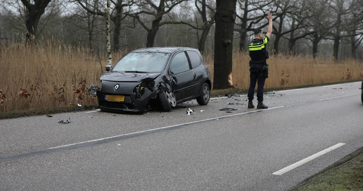 Ravage nadat twee auto’s op elkaar botsen op beruchte Kanaal Zuid in Lieren | Apeldoorn | AD.nl