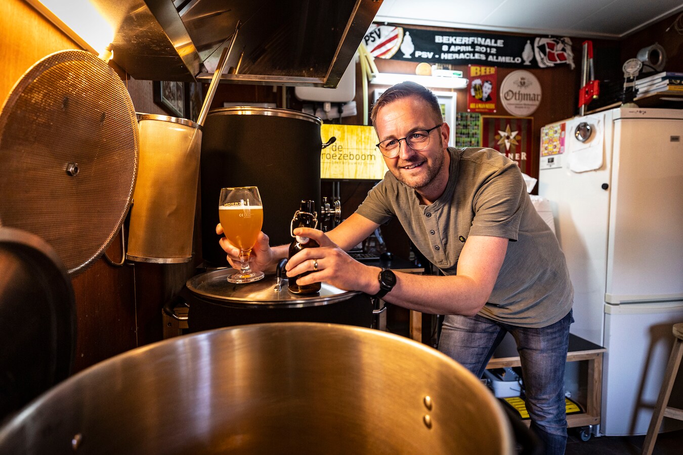 Gepassioneerde bierbrouwer Teun uit Rossum geniet van een biertje ...
