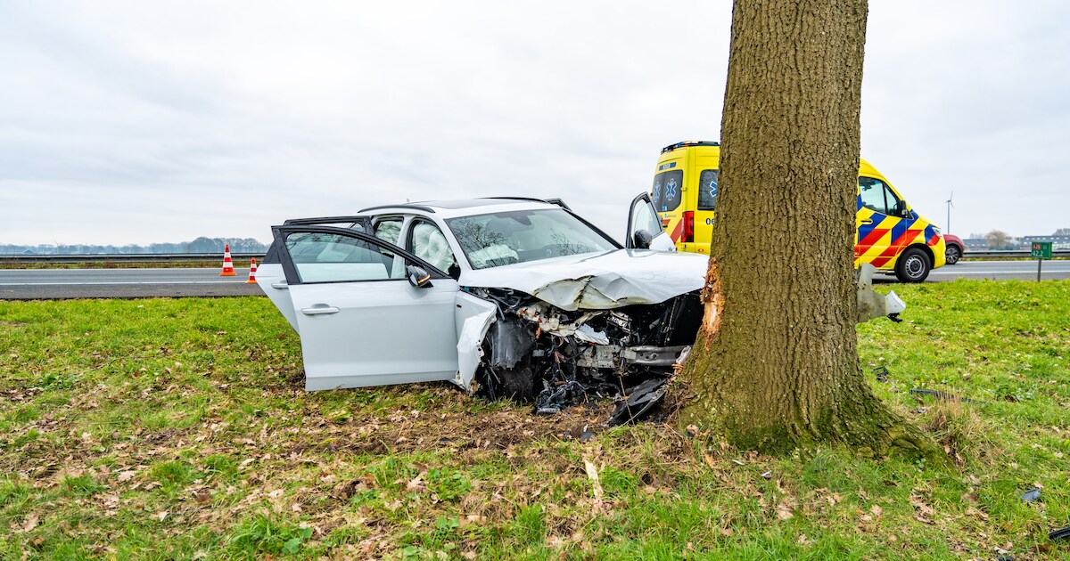 Auto zwaar beschadigd na botsing tegen boom op de A28 bij Putten ...