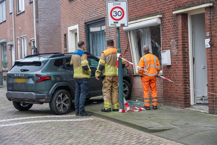 Auto ramt huis in Zevenbergen: muren scheef, mogelijk instortingsgevaar ...