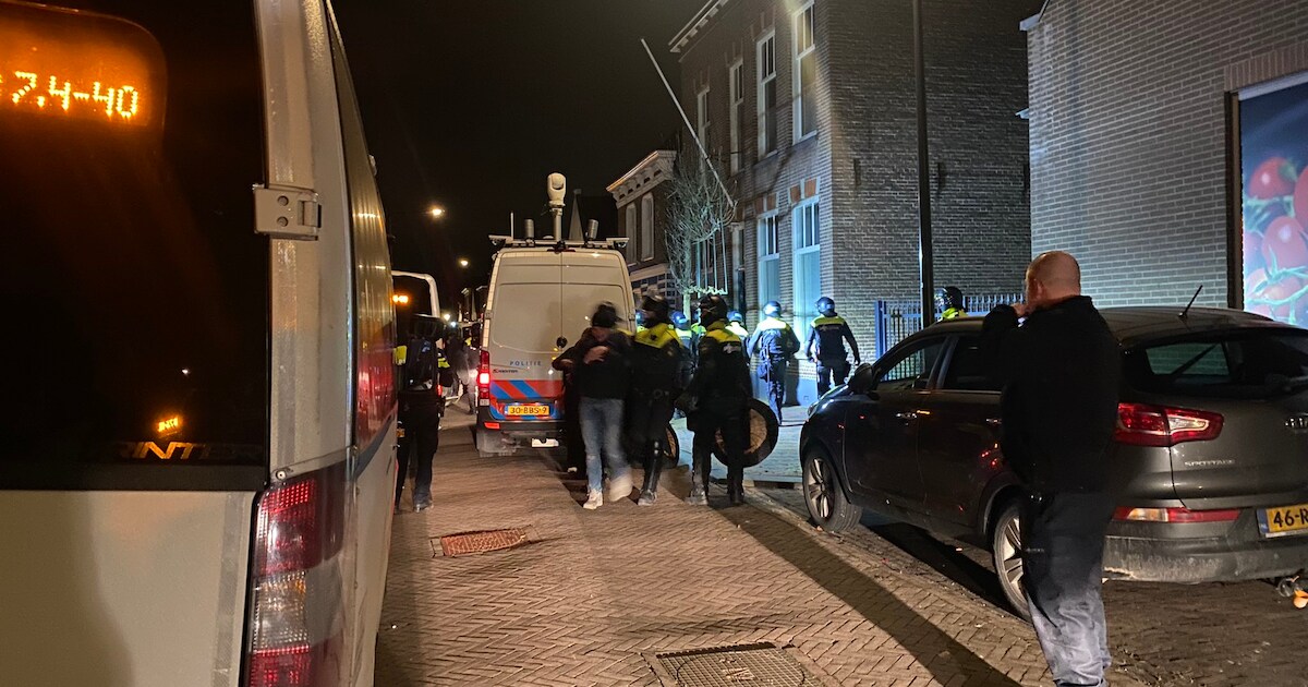 Agenten belaagd door gemaskerde relschoppers met vuurwerk: ‘Man met ploertendoder liep voorop ...