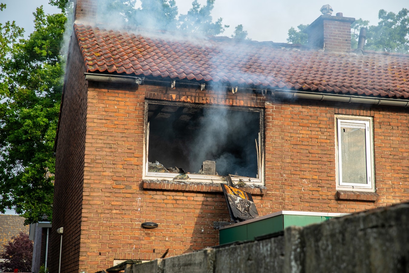 Vlammen slaan uit raam van huis in Roosendaal: slaapkamer volledig ...