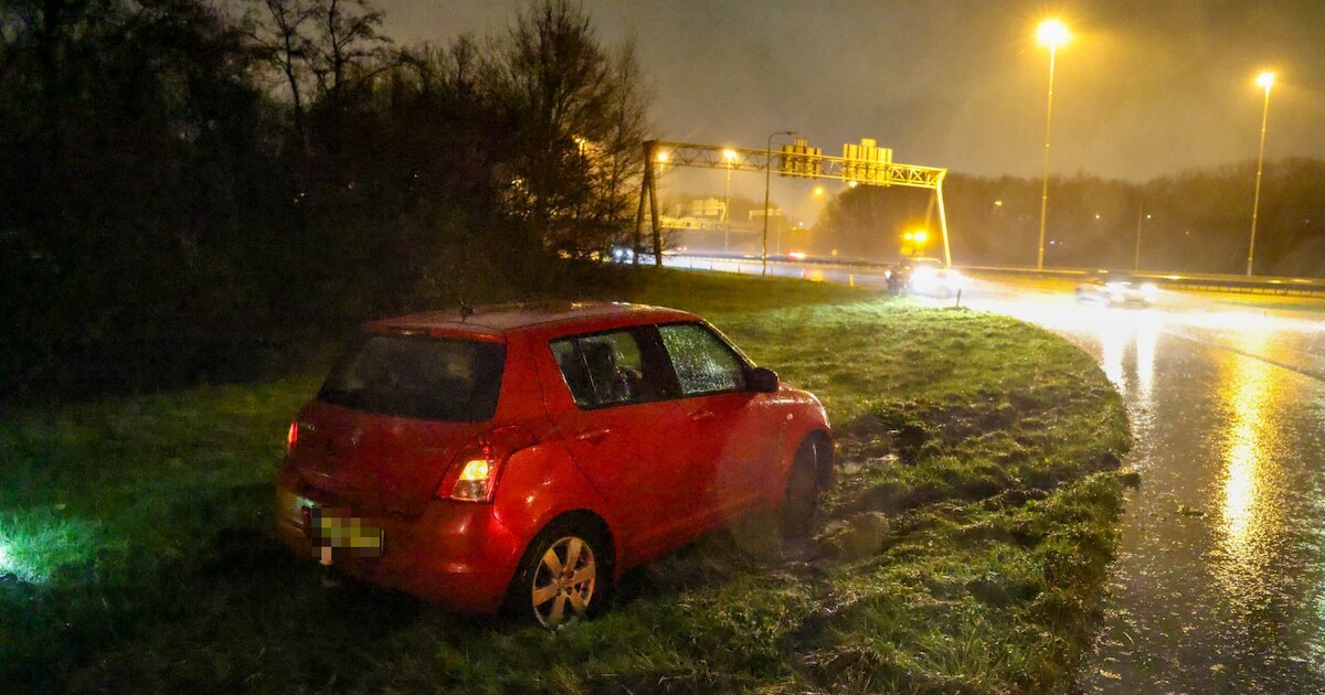 Automobilist verliest controle over het stuur op A1 en belandt in berm bij knooppunt Hoevelaken ...