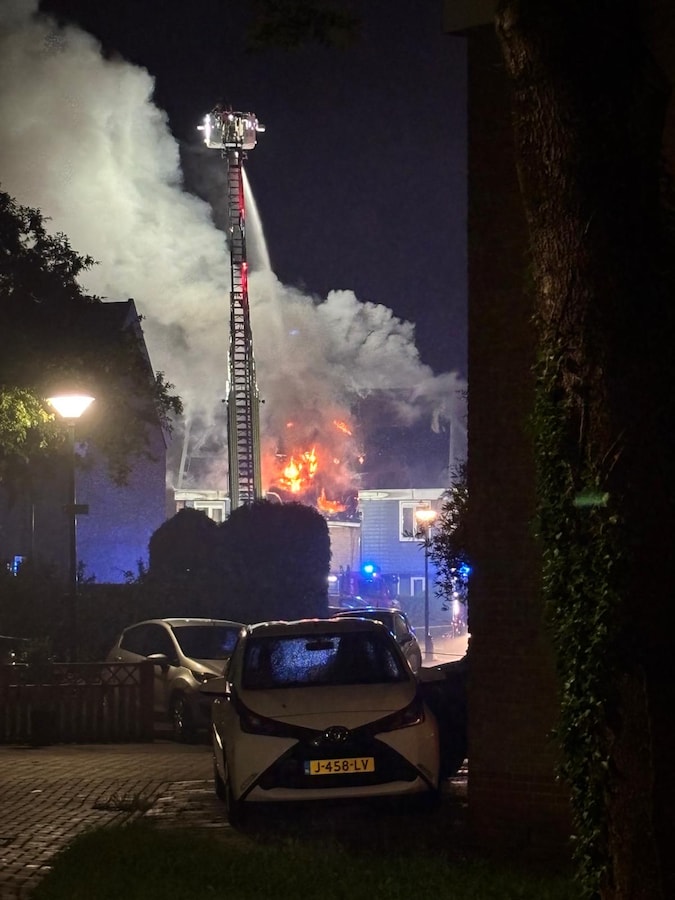 Twee zolders volledig uitgebrand, meerdere huizen onbewoonbaar na groot ...