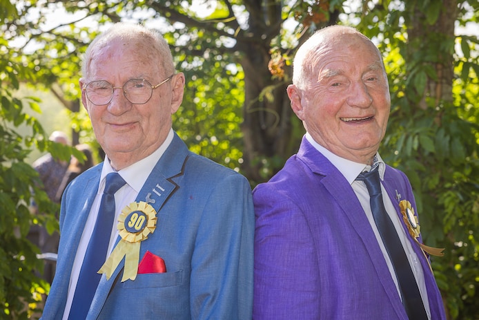 Eeneiige tweeling Henk en Jan is vandaag 90 jaar geworden: ‘Kwestie van ...