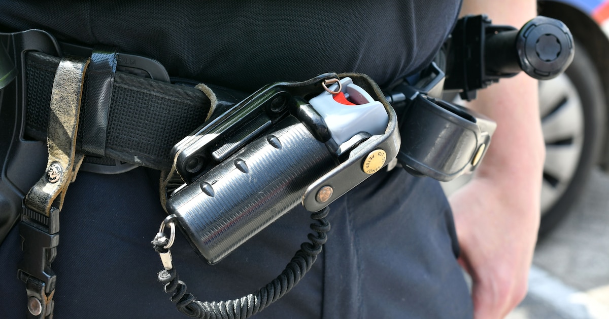 Agenten zetten pepperspray in om agressieve man aan te houden bij ...