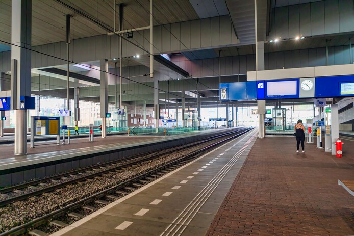 Verwarde man zwaait met mes en valt mensen aan op station Breda ...