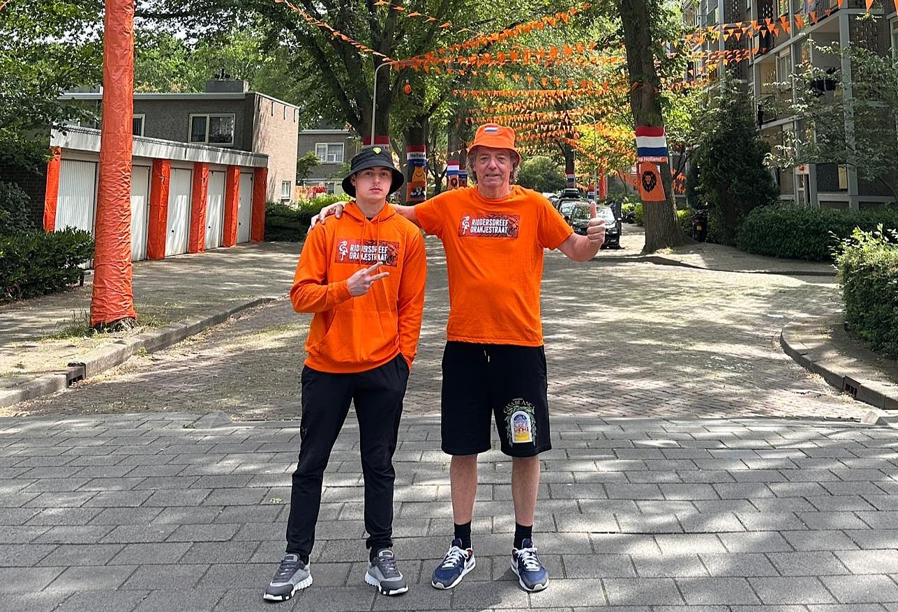 Haagse Alfons en zijn opa kochten voor 2200 euro aan oranje versiering ...