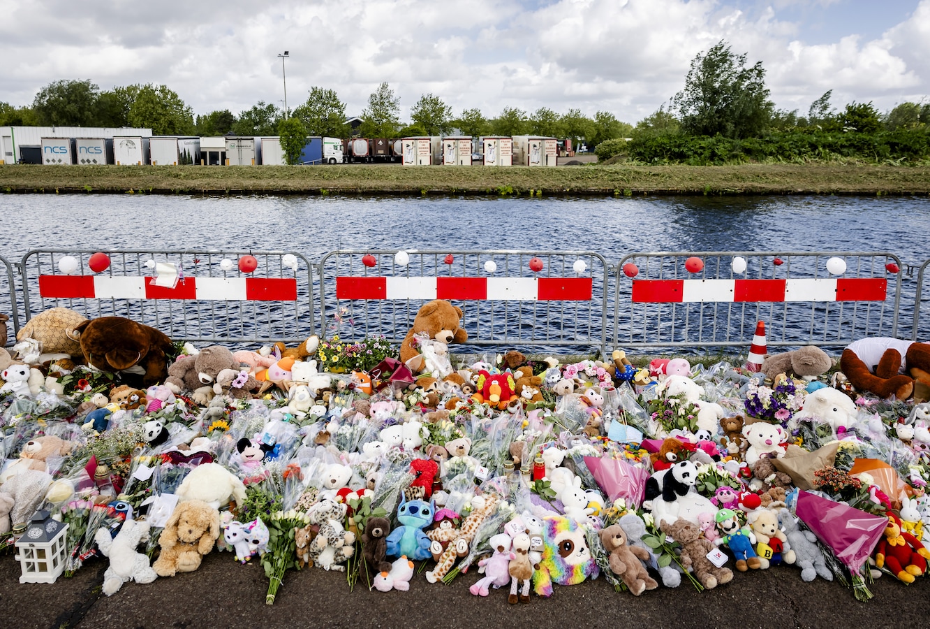 Nog twee verdachten opgepakt voor stelen van knuffels op gedenkplek Jeffrey en Emma | Foto | AD.nl