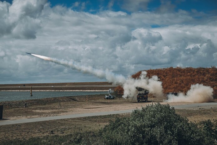 Defensie vuurt raketten af vanaf Afsluitdijk bij wapentest | Binnenland ...
