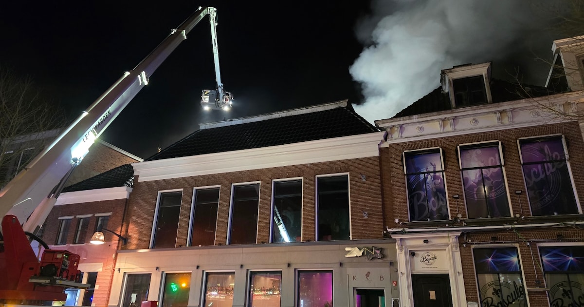 Grote brand in discotheek in Leeuwarden, brandweer is uren bezig met ...