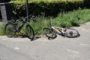 Fietser belandt op motorkap bij aanrijding in Ammerzoden | Foto | AD.nl
