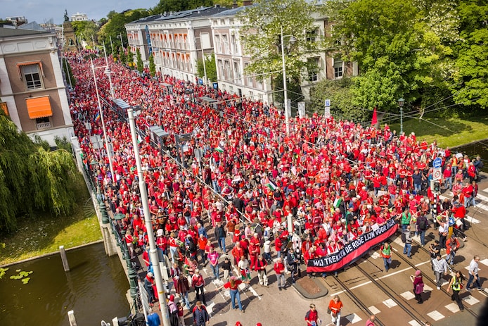 Hoogleraar maakt statement in rode jurk: ‘Je bent óf pro-Palestina óf ...