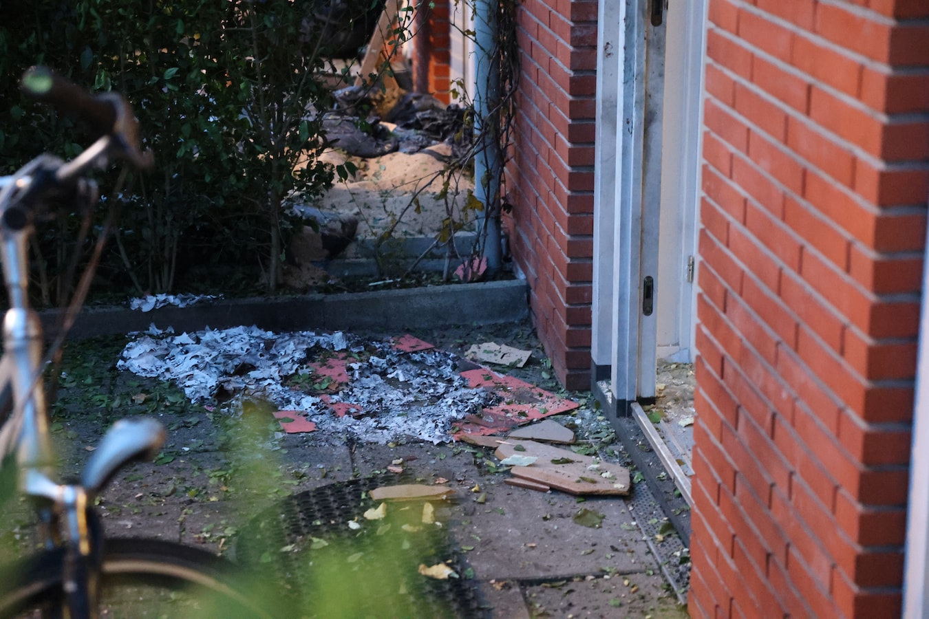 Grote explosie bij voordeur veroorzaakt flinke ravage in wijk in ...