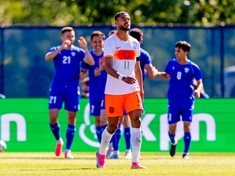 Oranje stelt teleur in laatste WK-test, dubieuze rode kaart en rake ...