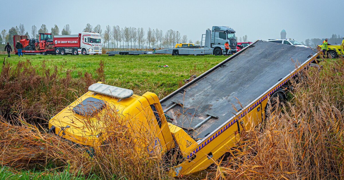 Twee personen bekneld na botsing tussen auto's en bergingsvoertuig op ...