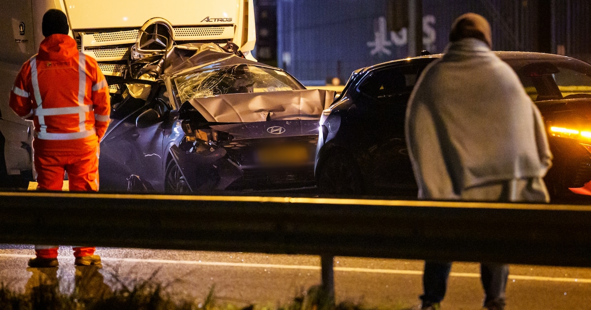 Zeven gewonden bij ernstig ongeluk op A15, weg deels afgesloten | Regio ...
