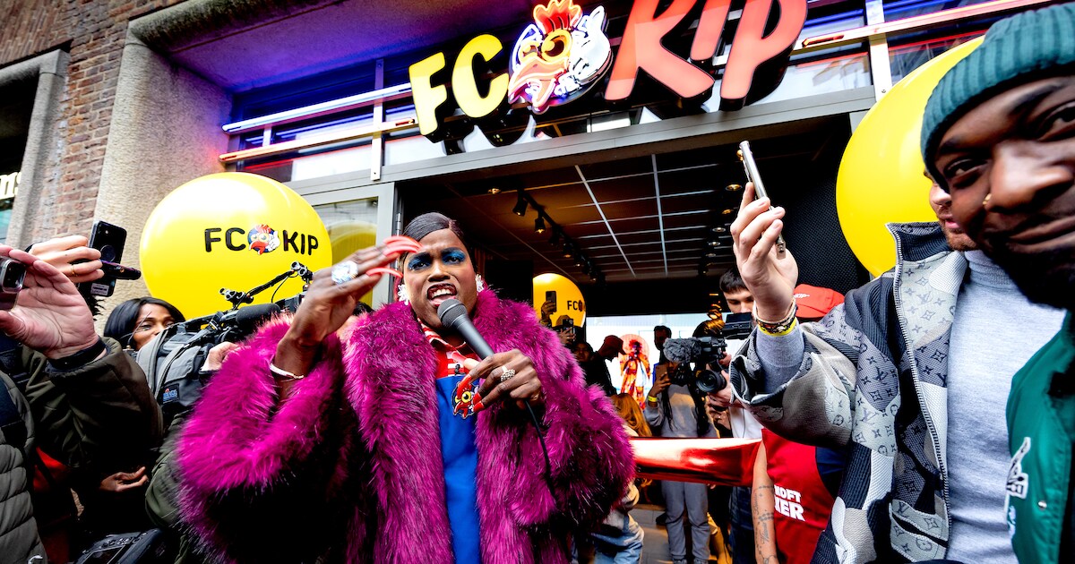 Jandino Asporaat breidt FC Kip uit met nieuwe koffiehoek vernoemd naar ...