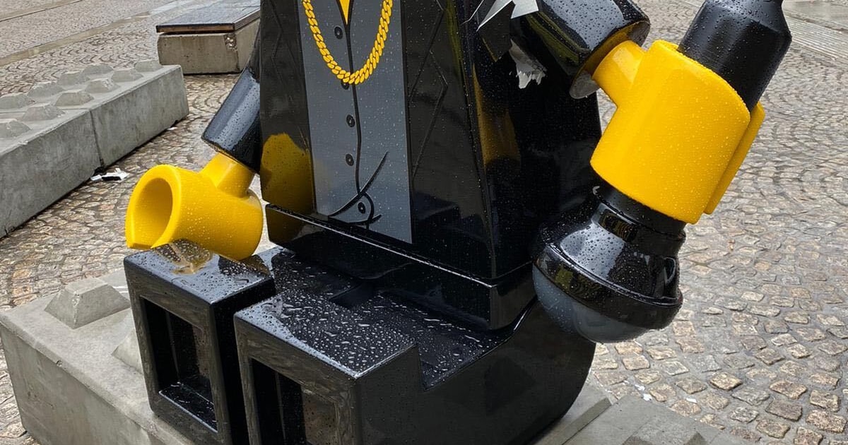 Legobeeld van Hazes op de Dam weggehaald na vernieling | Show | AD.nl