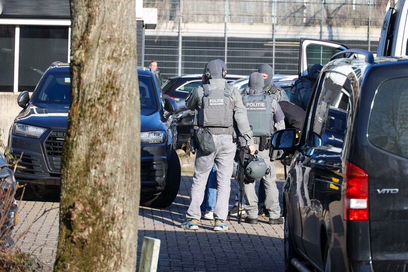 Arrestatieteam valt bedrijfspand binnen in Hilversum | Regio | AD.nl
