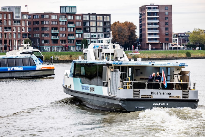 Meer reizigers op waterbus ondanks opheffing twee lijnen | Regio | AD.nl
