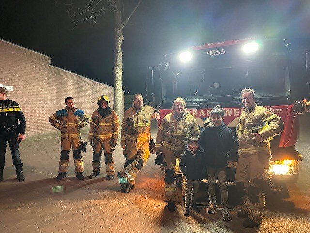 Julian (8) en Floris (13) bezoeken het graf van opa en oma op ...