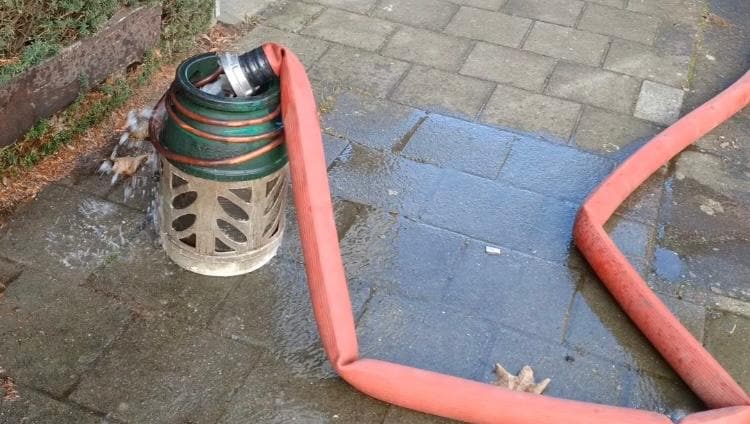 Schuur met gasflessen erin vliegt in brand in Raamsdonk | Foto | AD.nl