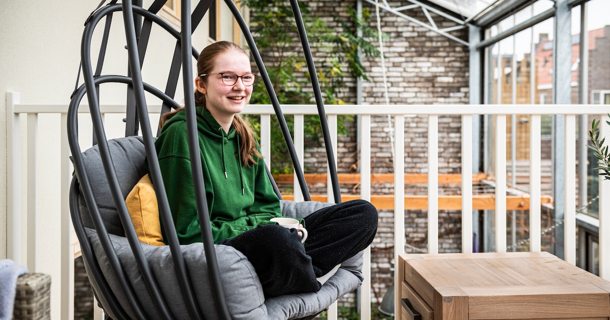 Iris (17) en 70.000 andere kinderen gingen niet naar school, tóch kan ...