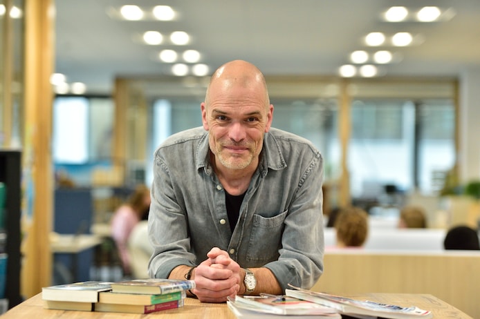 Filmmaker Rino werd leraar op school van zoon na ‘wanhoopskreet’: ‘Wil ...