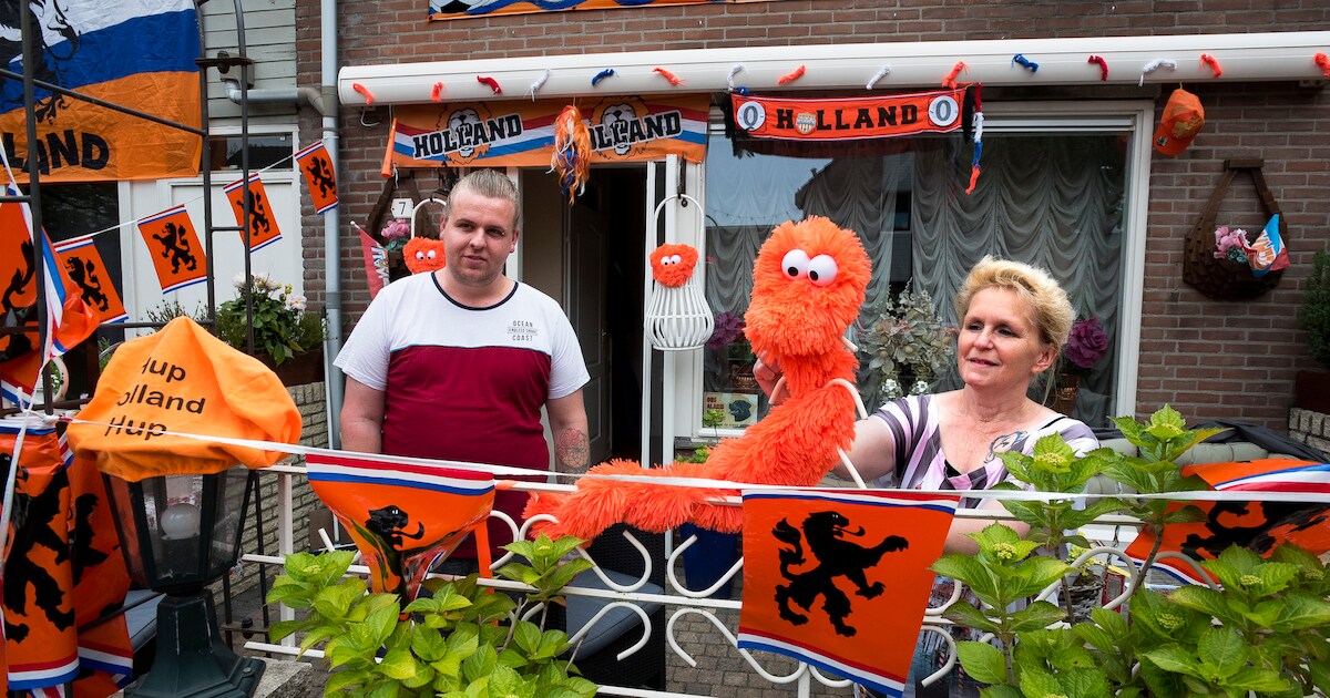 Ook uit Syrië gevluchte Somar kijkt naar Oranje in uitbundig versierde ...
