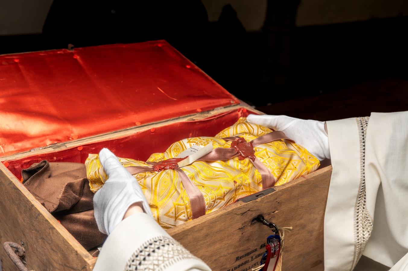 In een houten kist uit 1696 liggen de resten van vier heiligen — nu ...