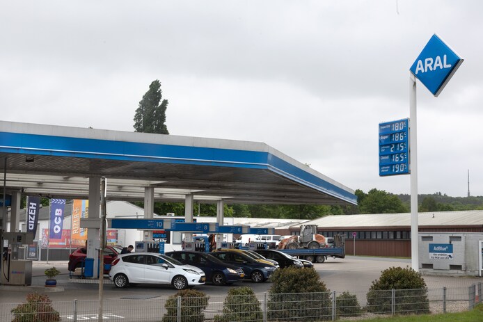 Liter benzine in Nederland nu goedkoper dan in Duitsland: hoe kan dat ...