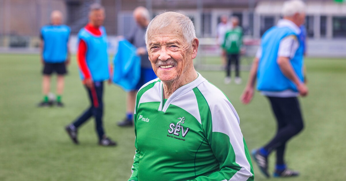 Gerard (90) is niet weg te slaan van het voetbalveld: ‘Ooit speelde ik ...