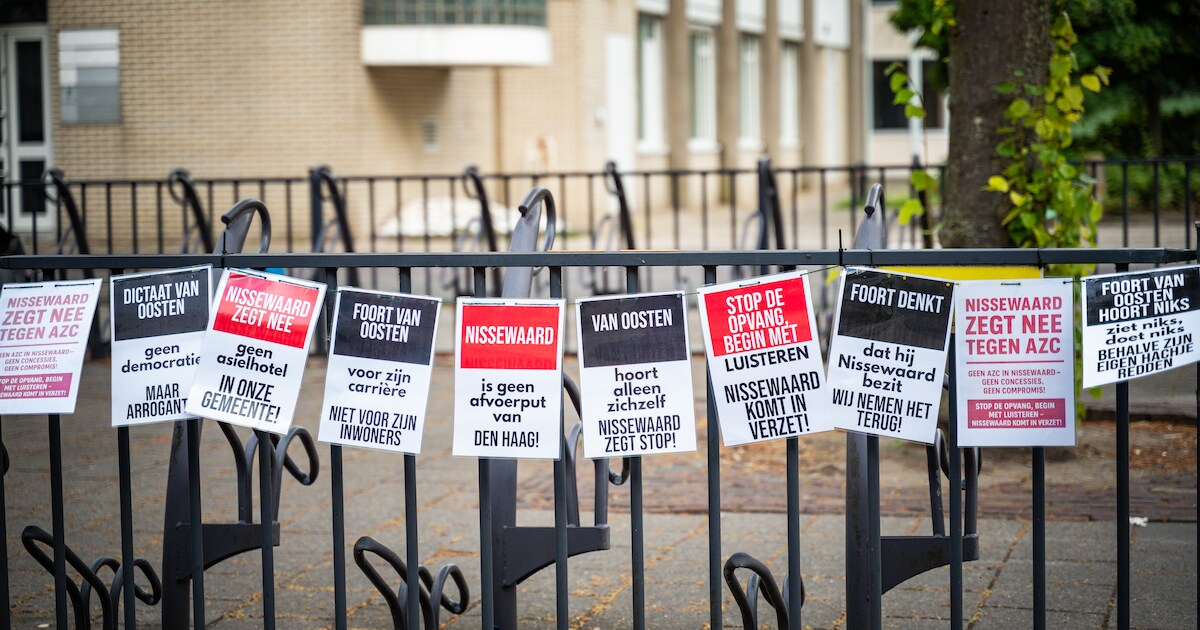 Bijna 5000 protesthandtekeningen tegen azc buiten Spijkenisse | Regio ...