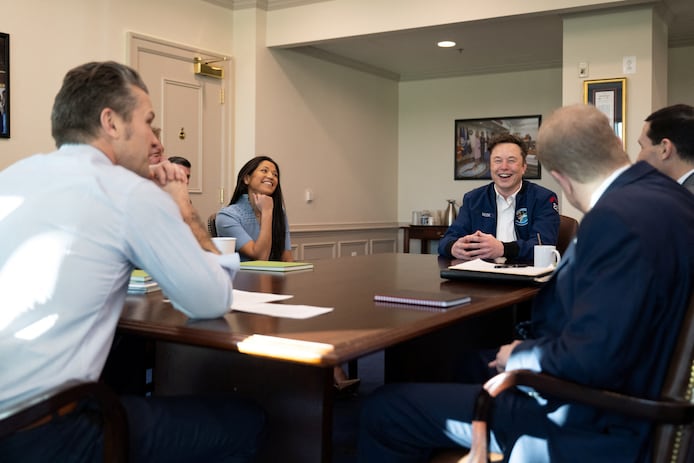 ‘Wat de f*ck doet Elon daar?’: Trump voorkomt dat Musk geheime briefing krijgt over China ...