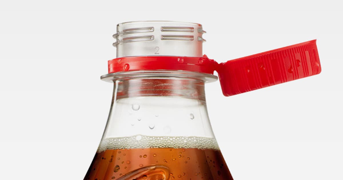 Het dopje blijft voortaan aan je colaflesje vastzitten: ‘Coca Cola doet ...