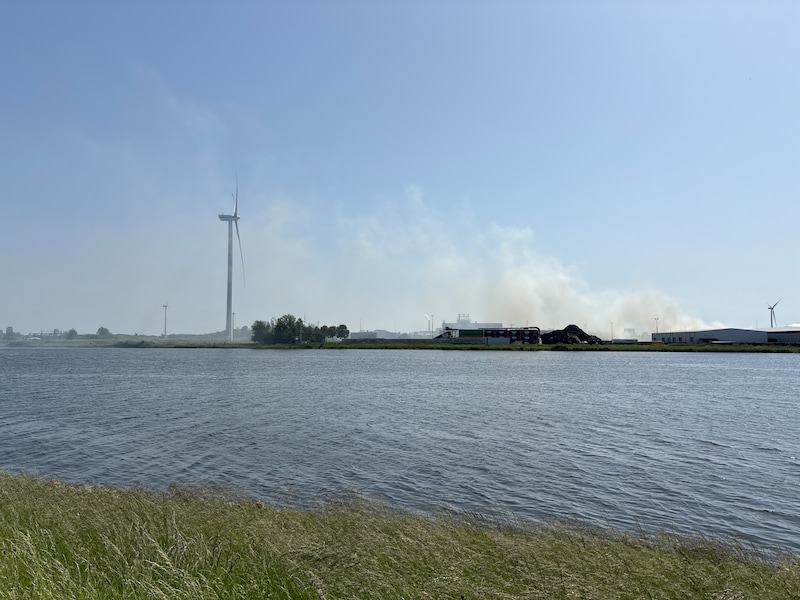 Grote brand bij afvalverwerkingsbedrijf in Westpoort geblust | Regio ...