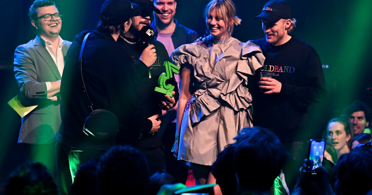 Goldband verrast Maan met prijs voor meestgedraaide nummer 3FM | Show ...