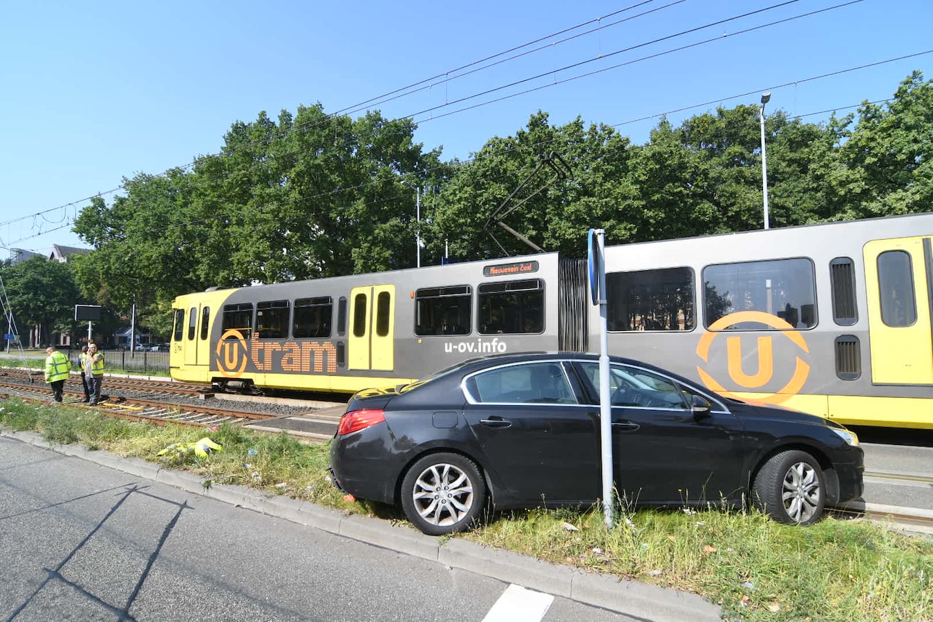 Auto botst op tram Westraven | Foto | AD.nl