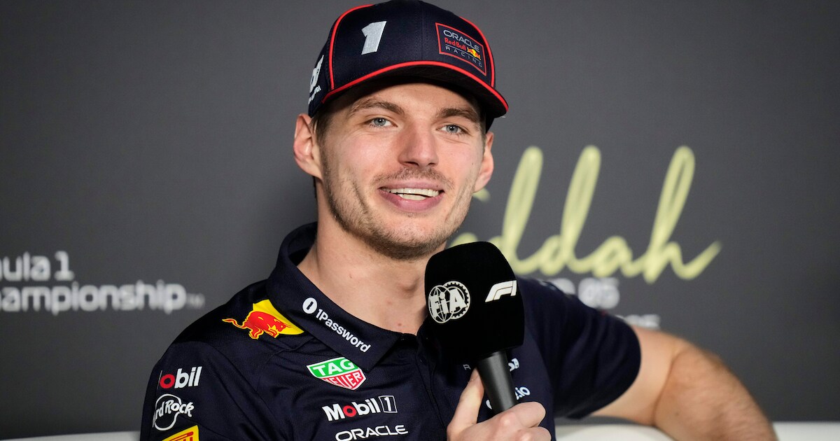 Max Verstappen lacht geruchten over vertrek bij Red Bull weg: ‘Max, waarom kom je niet naar ...