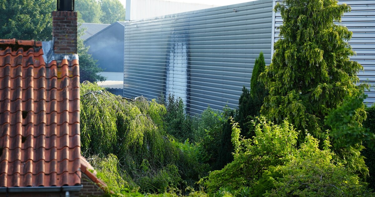 Brandweer voorkomt dat brand overslaat naar Hak fabriek in Giessen ...