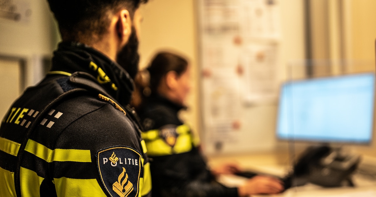 Toeristen op station Sloterdijk opgelicht door nepagenten | Regio | AD.nl