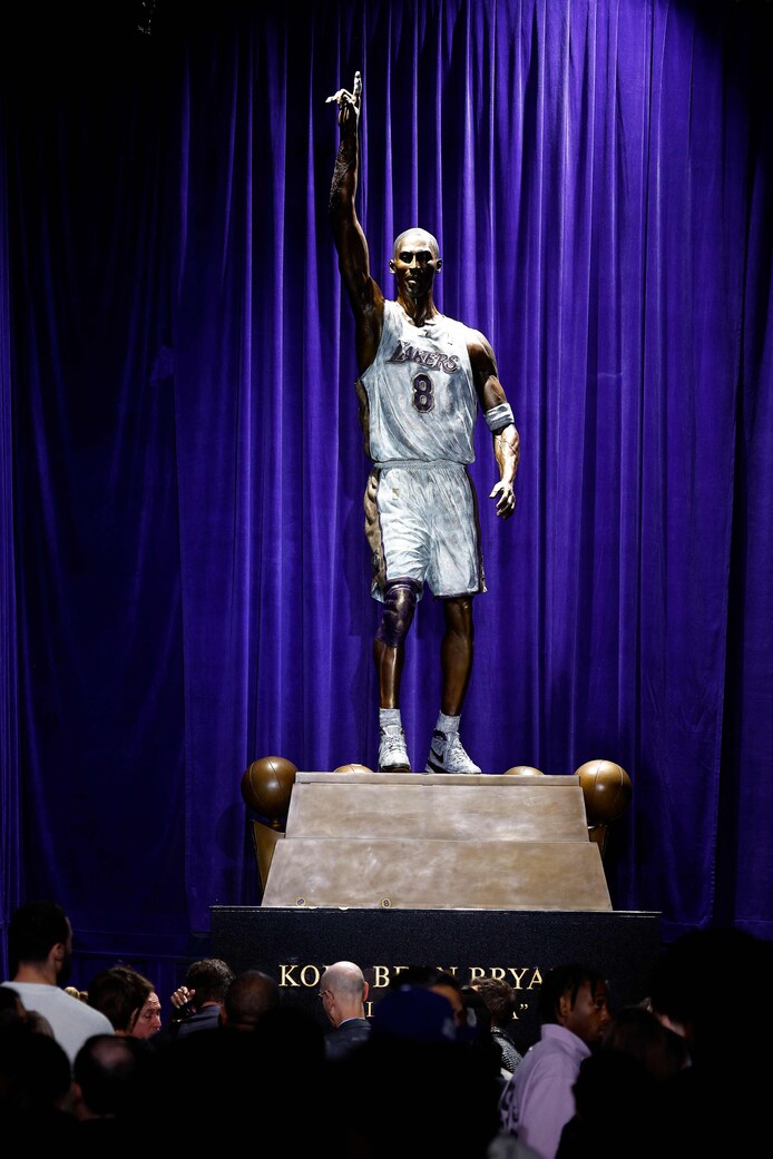 LA Lakers onthullen gigantisch standbeeld van bijna 6 meter hoog en ...